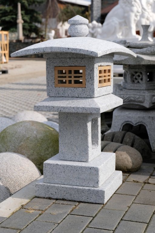 Japanische Laterne Kanjuji aus Granit
