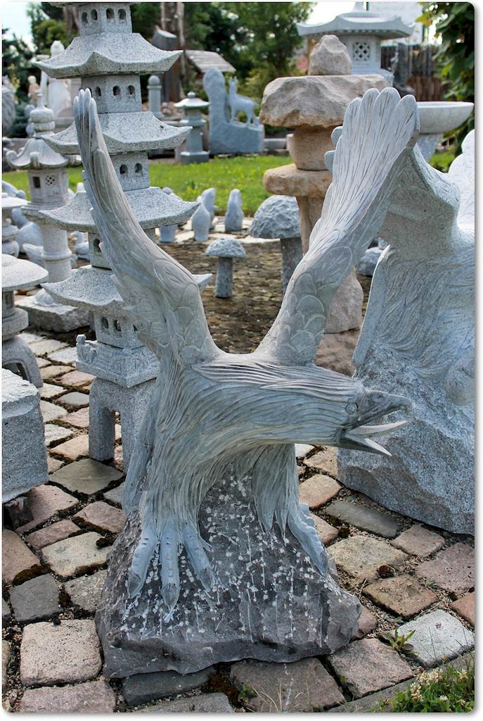 Tierfigur Adler aus dunklen Kalkstein in Varianten